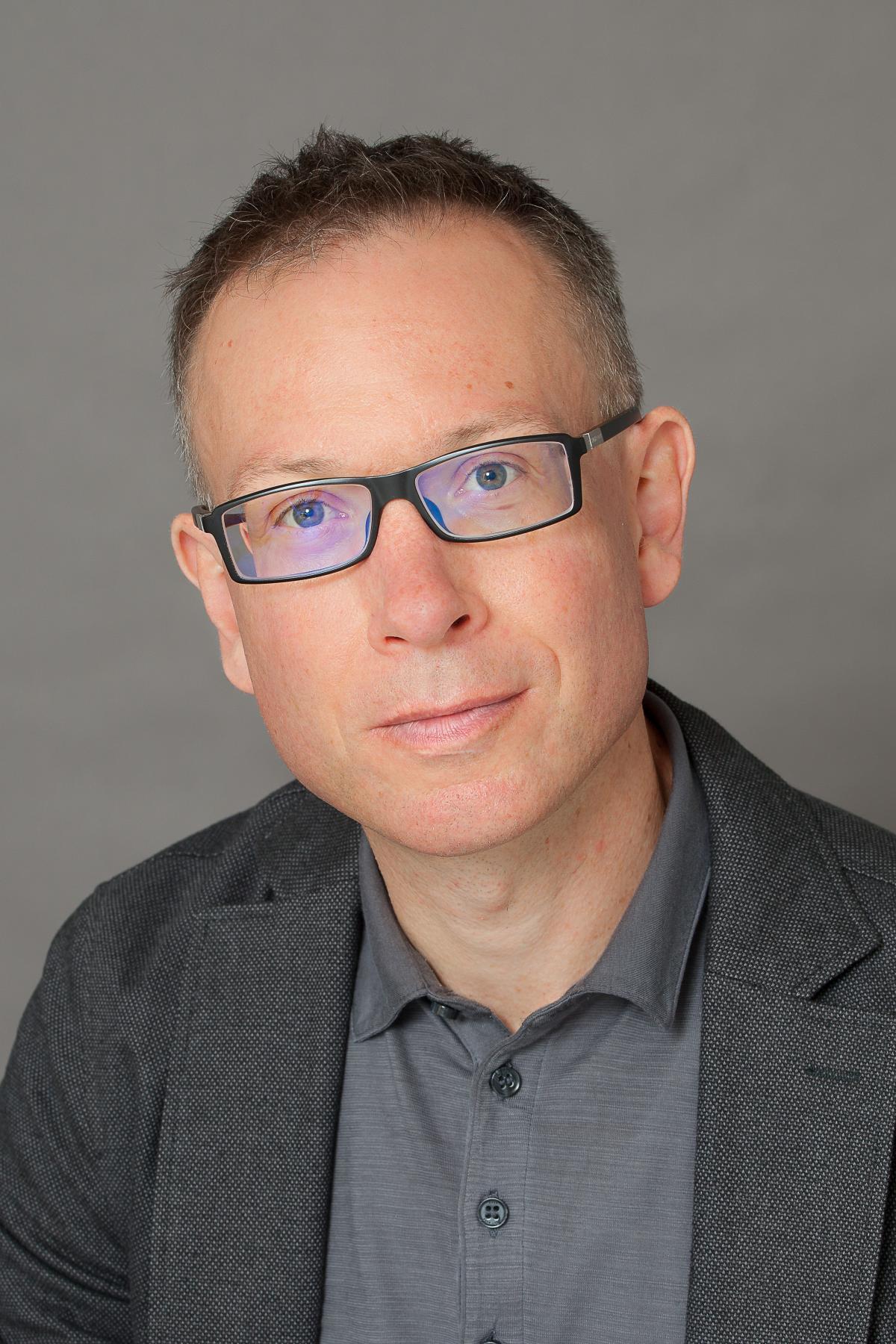 “This Past”: Bart Van Es, The Cut Out Girl – Novel Readings